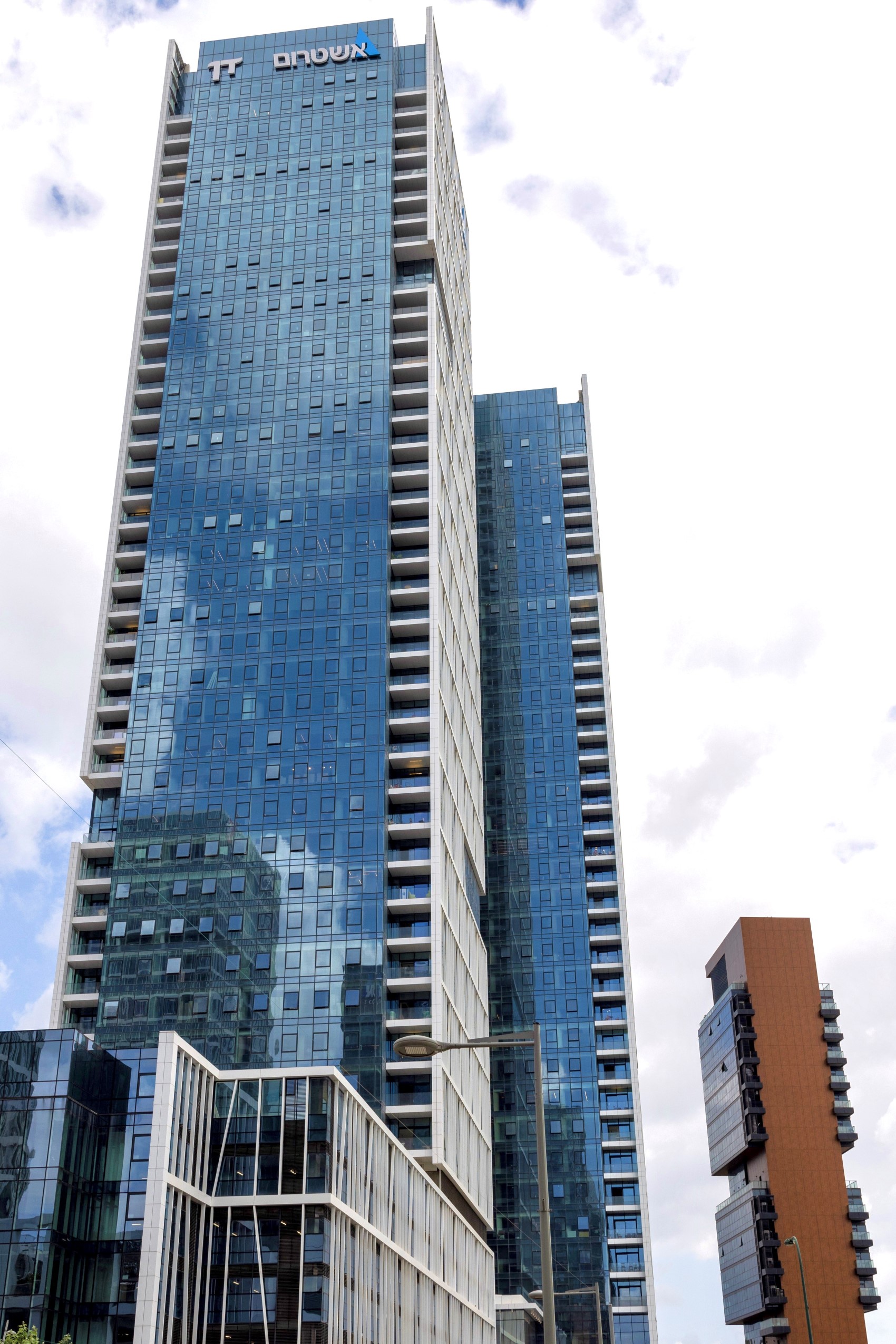 מגדלי LYFE לייף A+B - משרדים מפוארים להשכרה בגוש דן - R&B